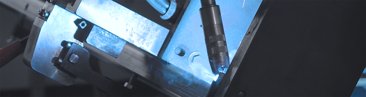 Highly flexible robot welding cell for maximum output Highly flexible robot welding cell for maximum output